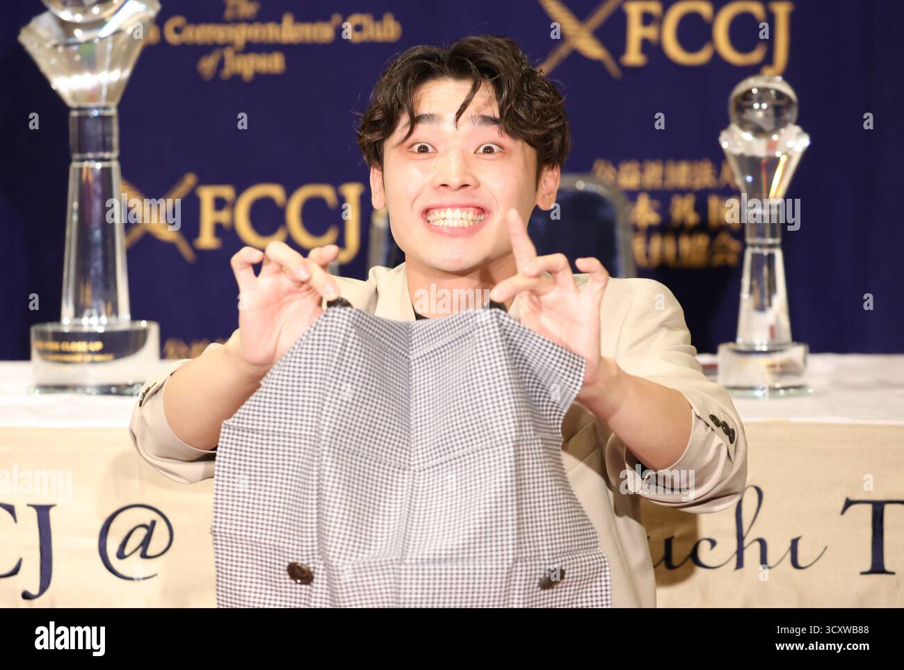 Tokyo, Japan. 16th Oct, 2025. Japanese magician Ibuki demonstrates his ...