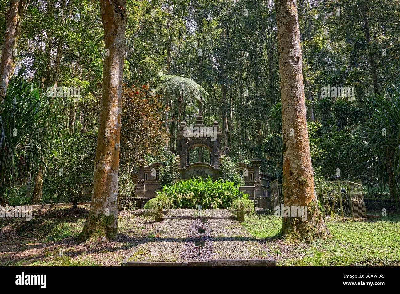 Paved walkway and stone gates at Usada Garden. Bali Botanic Garden ...