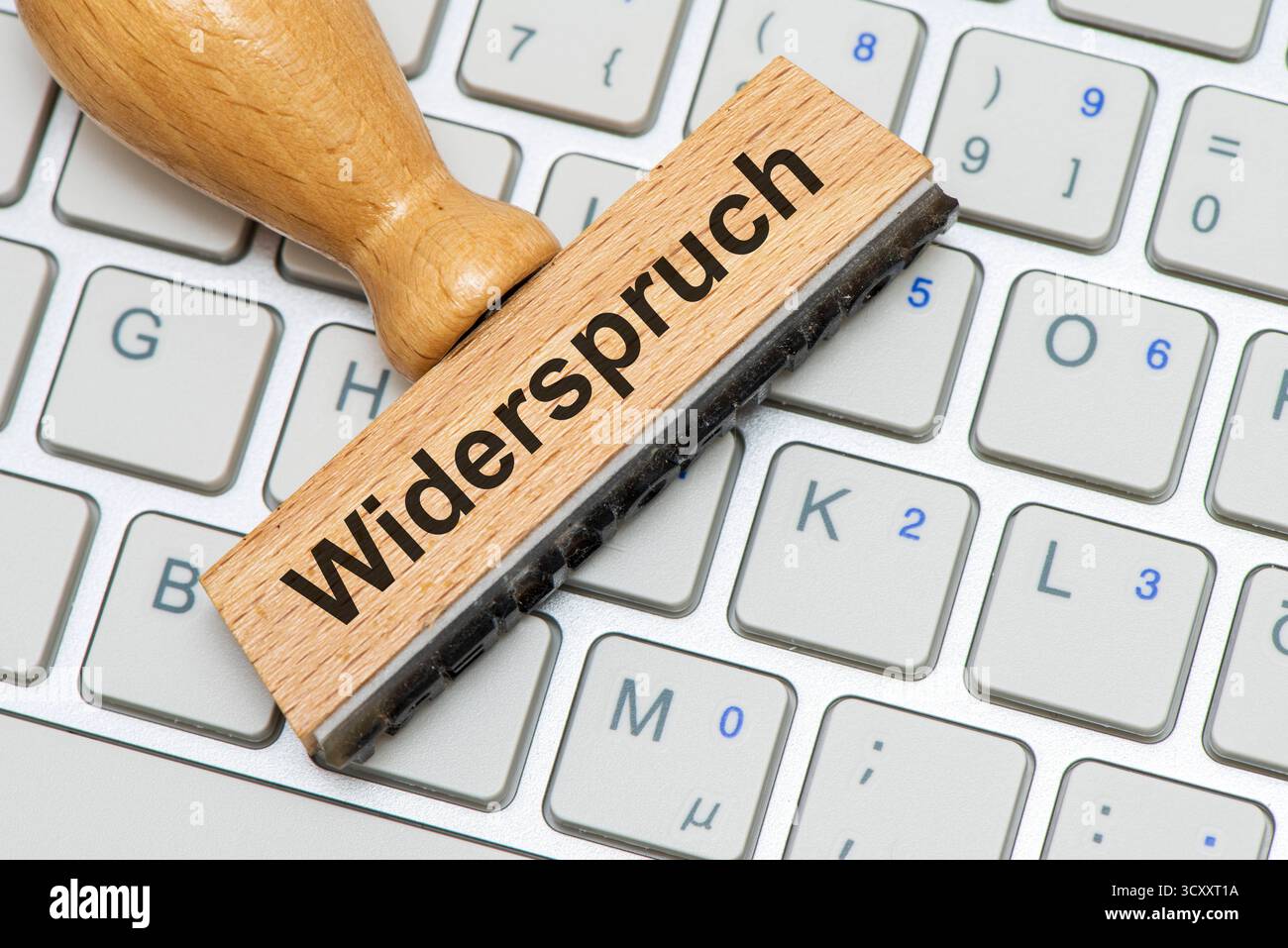 Widerspruch und Einspruch gegen einen Bescheid Ein Holzstempel ist ...
