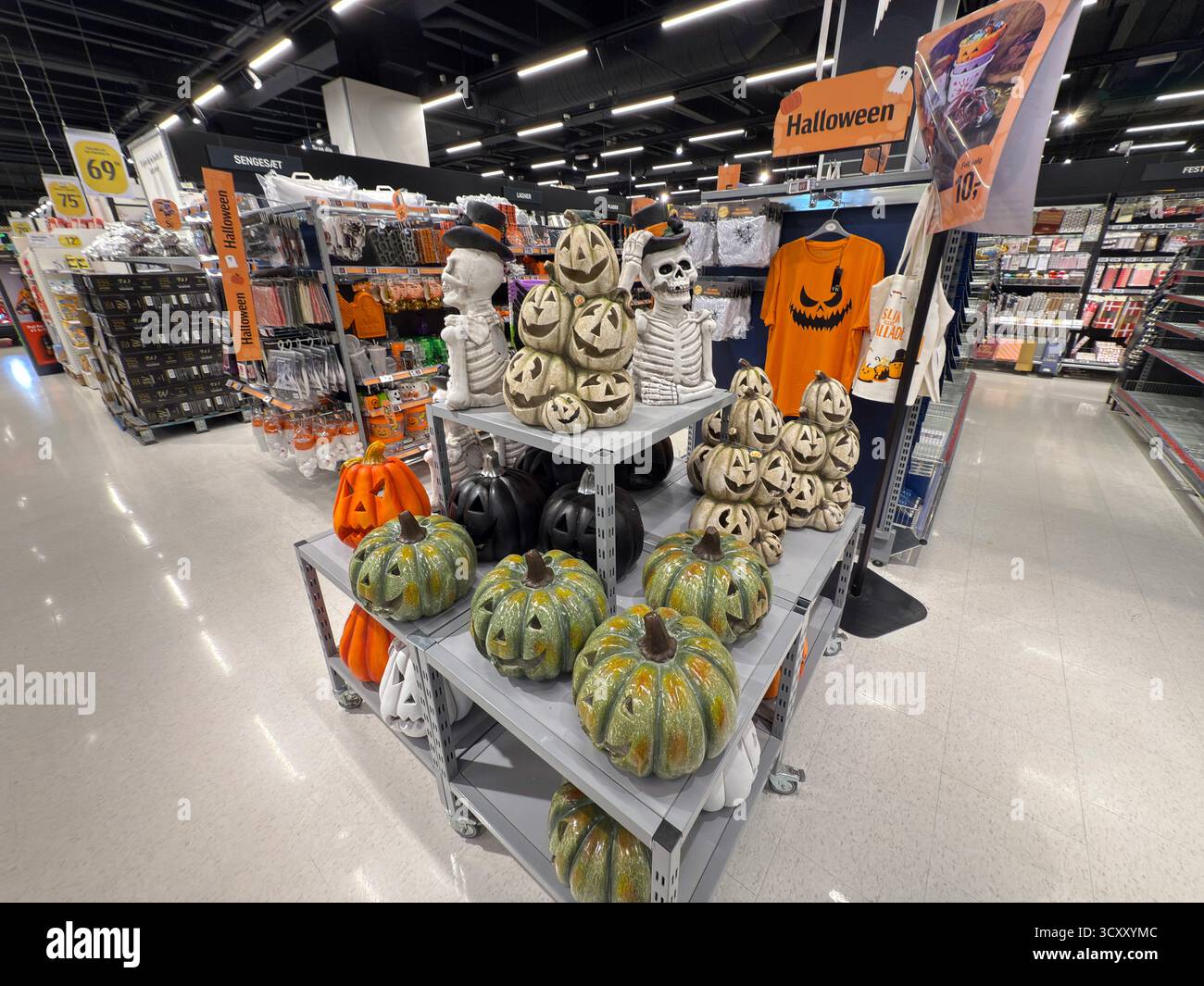 Halloween 2025 decorations hi-res stock photography and images - Alamy