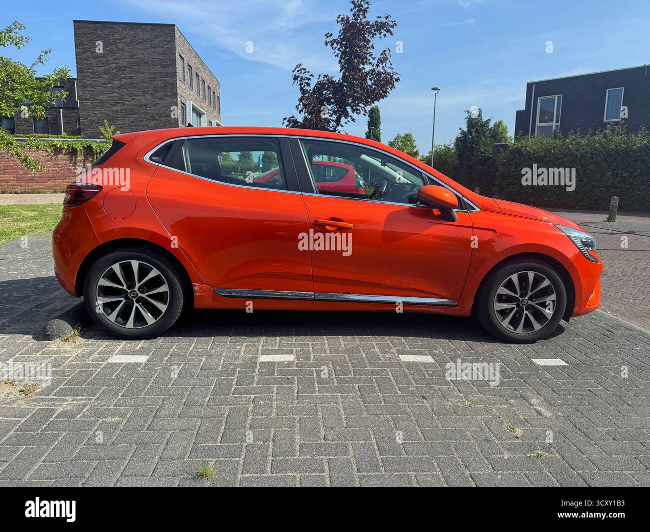 Orange renault clio hi-res stock photography and images - Alamy