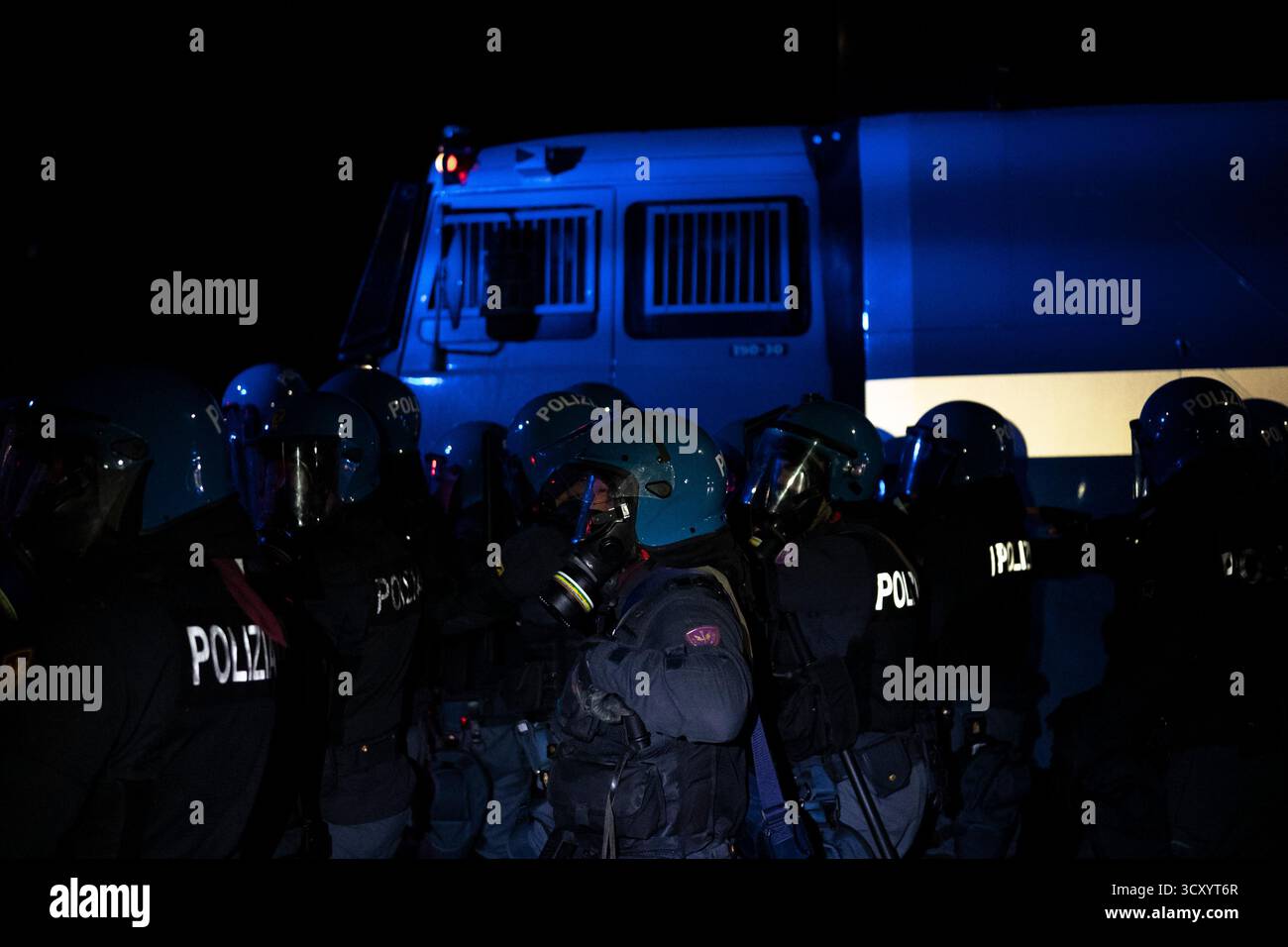 Police officers block street hi-res stock photography and images - Alamy