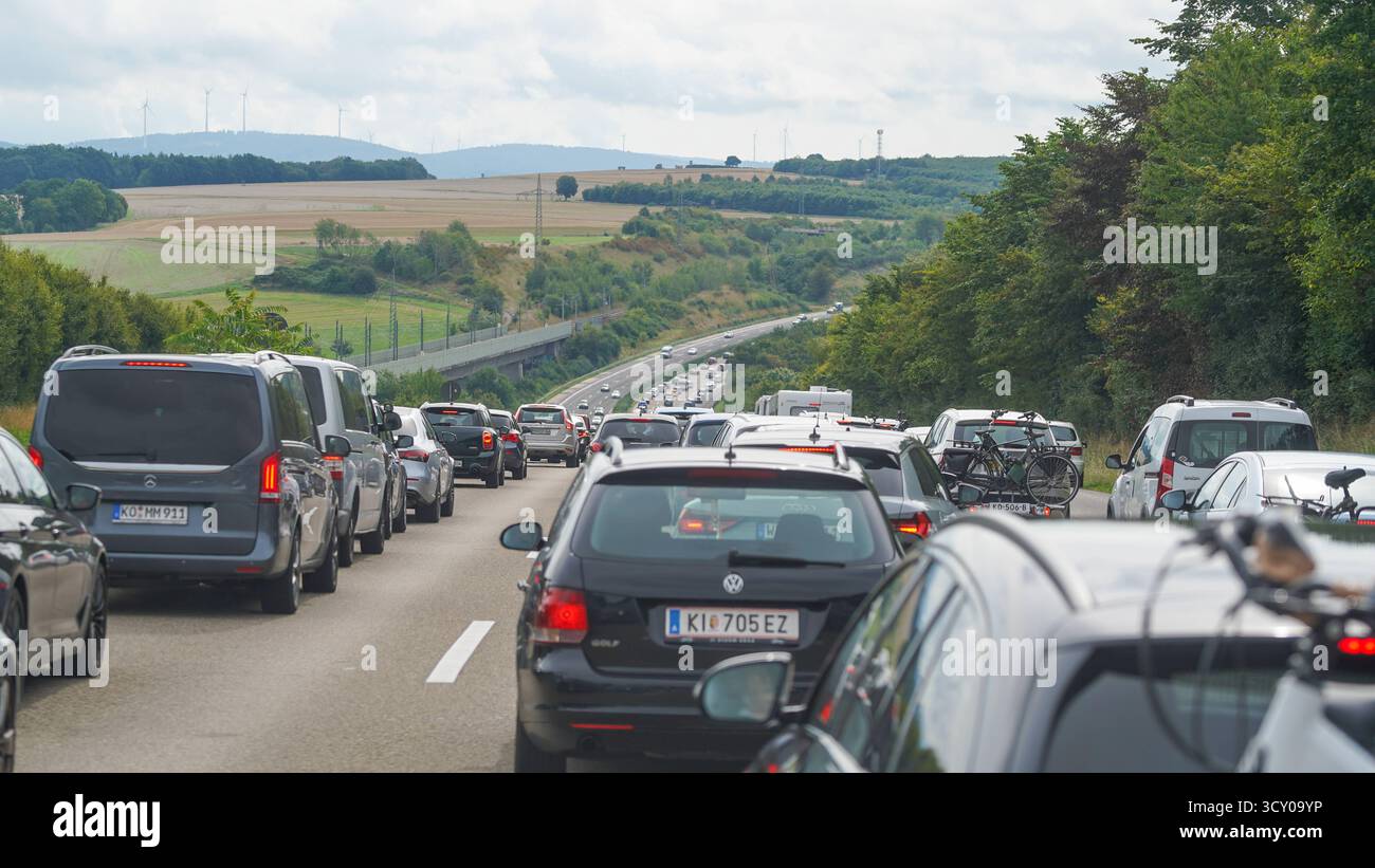 Deutschland, Autobahn A6 bei Kaiserslautern, Europa langer Stau mit ...
