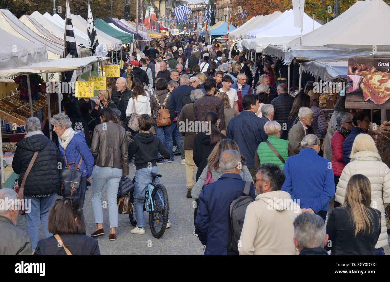 Bergamo, Italy. 16th Oct, 2025. Bergamo, the Mercatanti at the fair ...