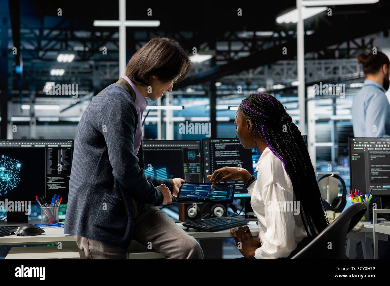 Team leader helping intern hi-res stock photography and images - Alamy