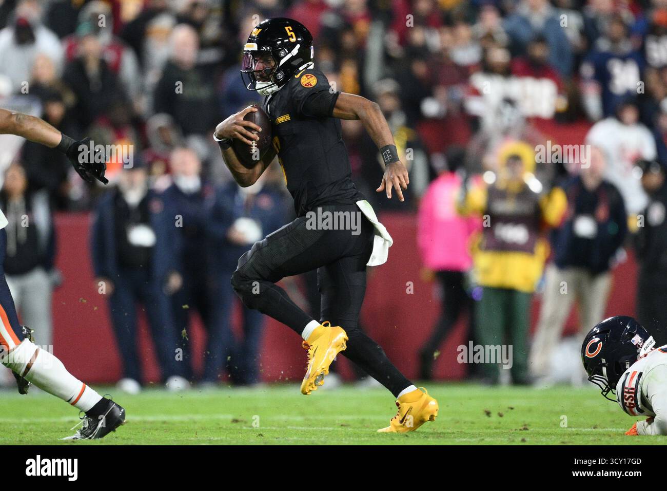 Washington Commanders quarterback Jayden Daniels (5) in action during ...