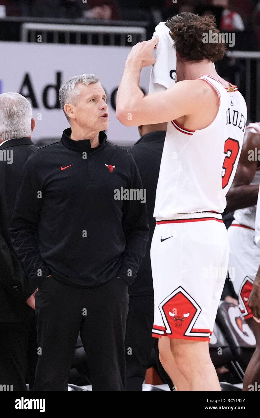 Chicago Bulls Head Coach Billy Donovan, left, talks to guard Josh ...