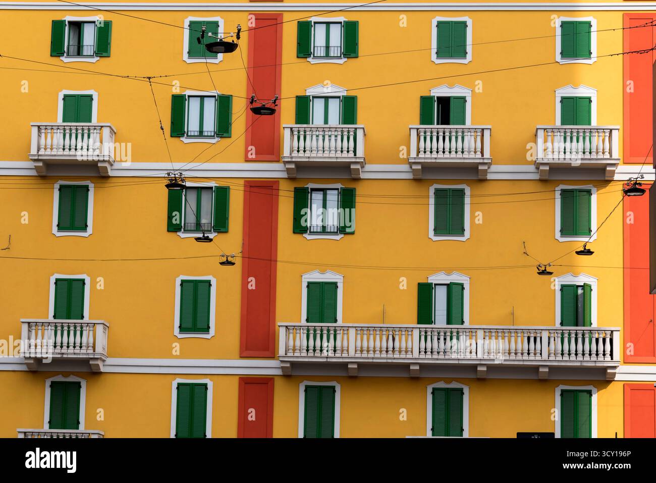 Ornate facade apartment building hi-res stock photography and images ...