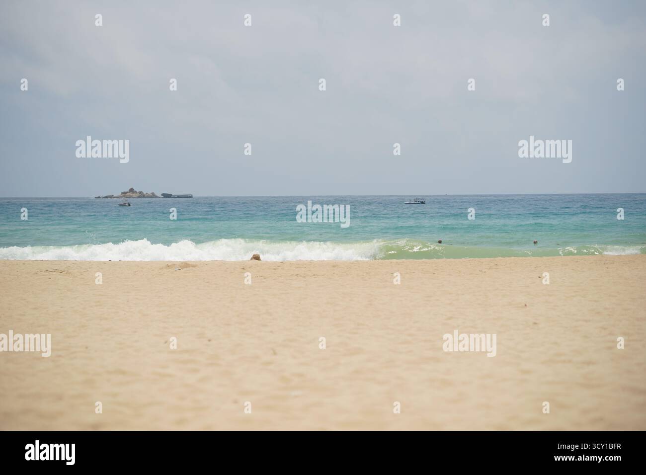 Sandy beach turquoise ocean waves hi-res stock photography and images ...