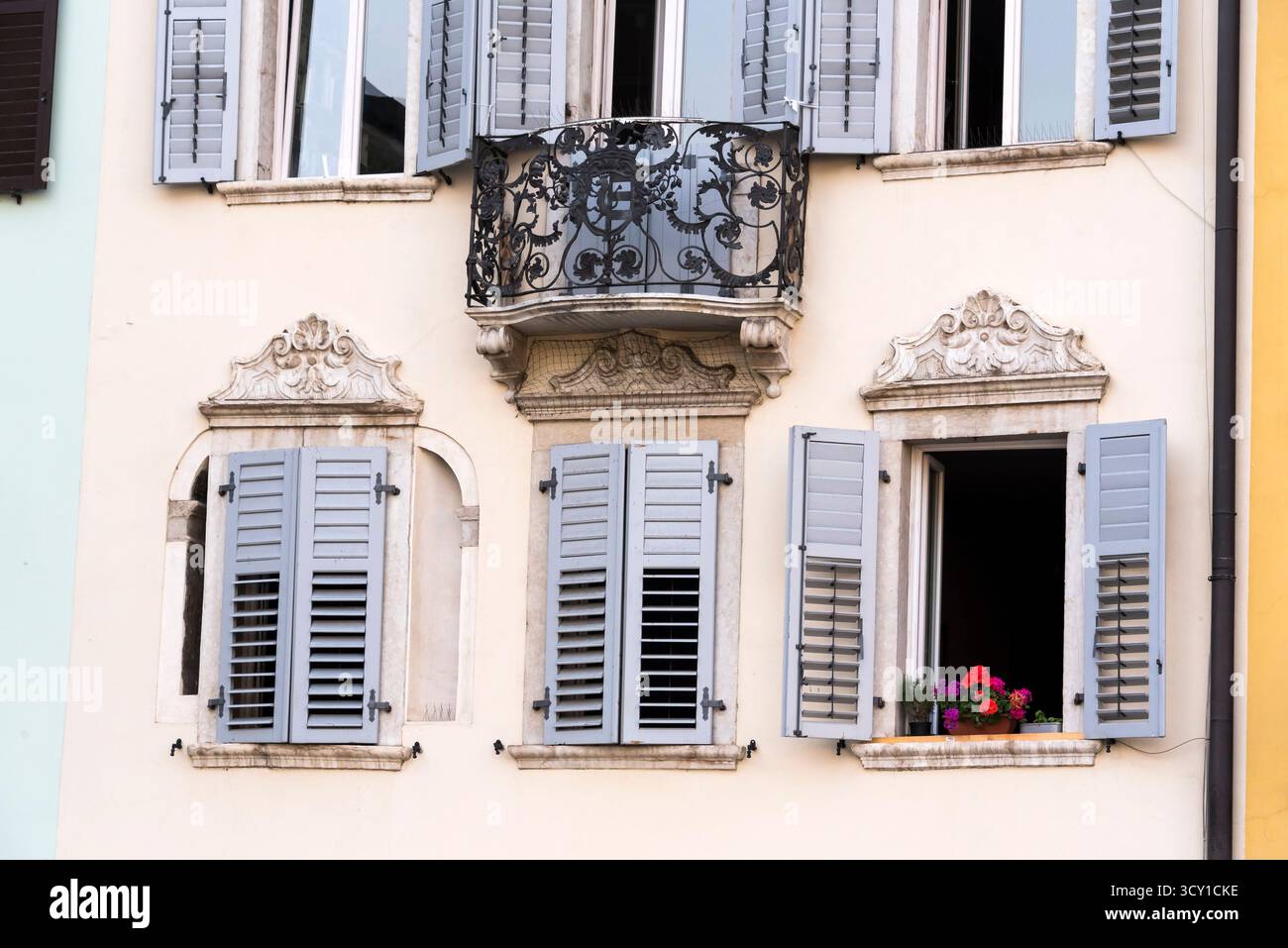 Neo baroque windows balcony hi-res stock photography and images - Alamy