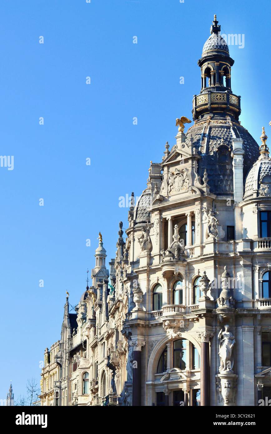 Featuring elaborate sculptures hi-res stock photography and images - Alamy