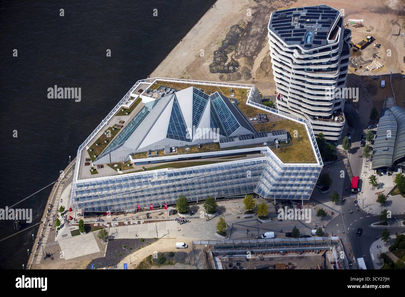 Cruise terminal, Unilever House cruise ship Queen Mary 2, Hamburg ...