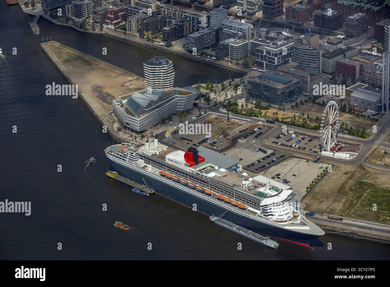 Cruise terminal, Unilever House cruise ship Queen Mary 2, Hamburg ...