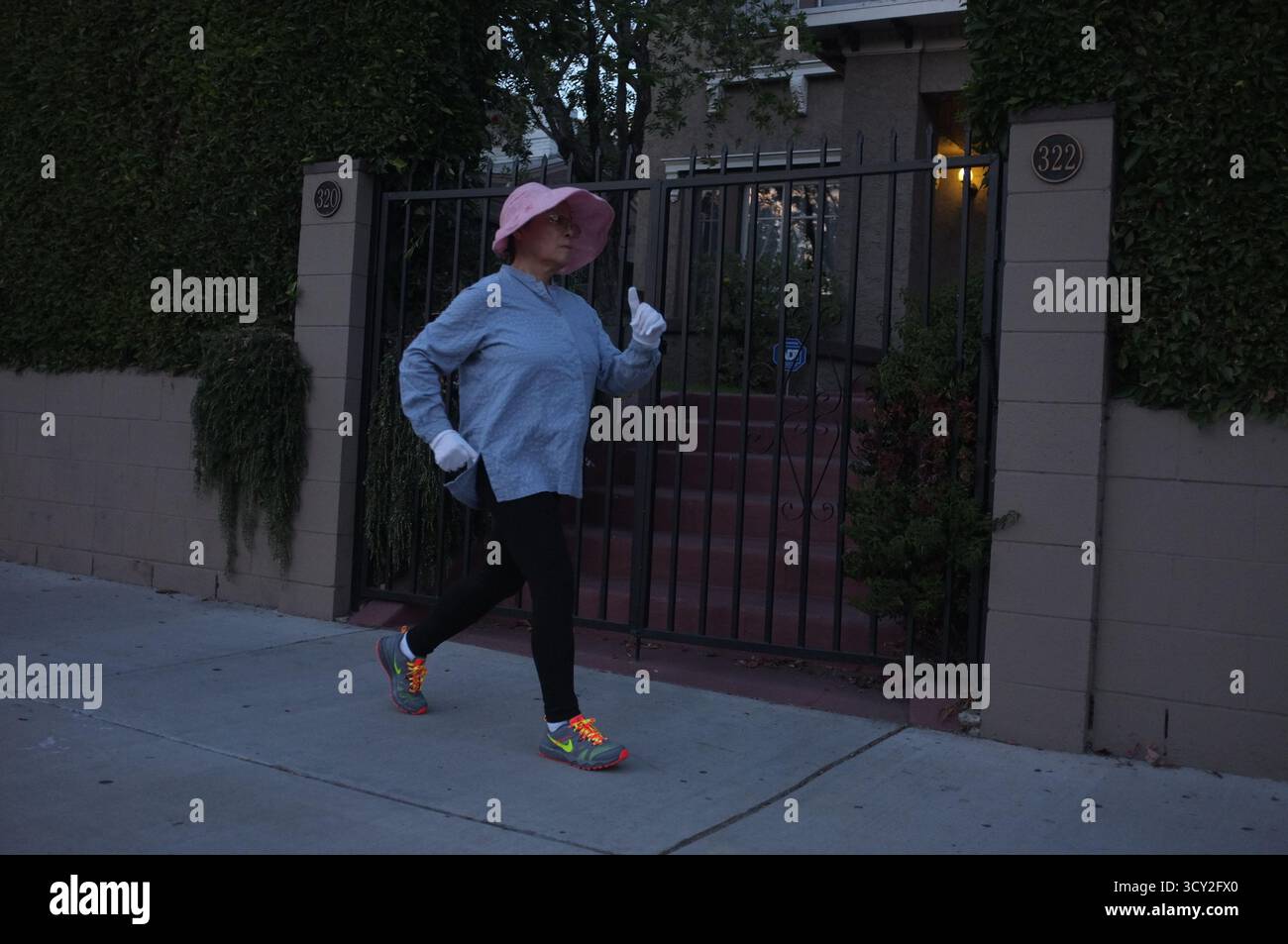 Walking fitness senior city hi-res stock photography and images - Alamy