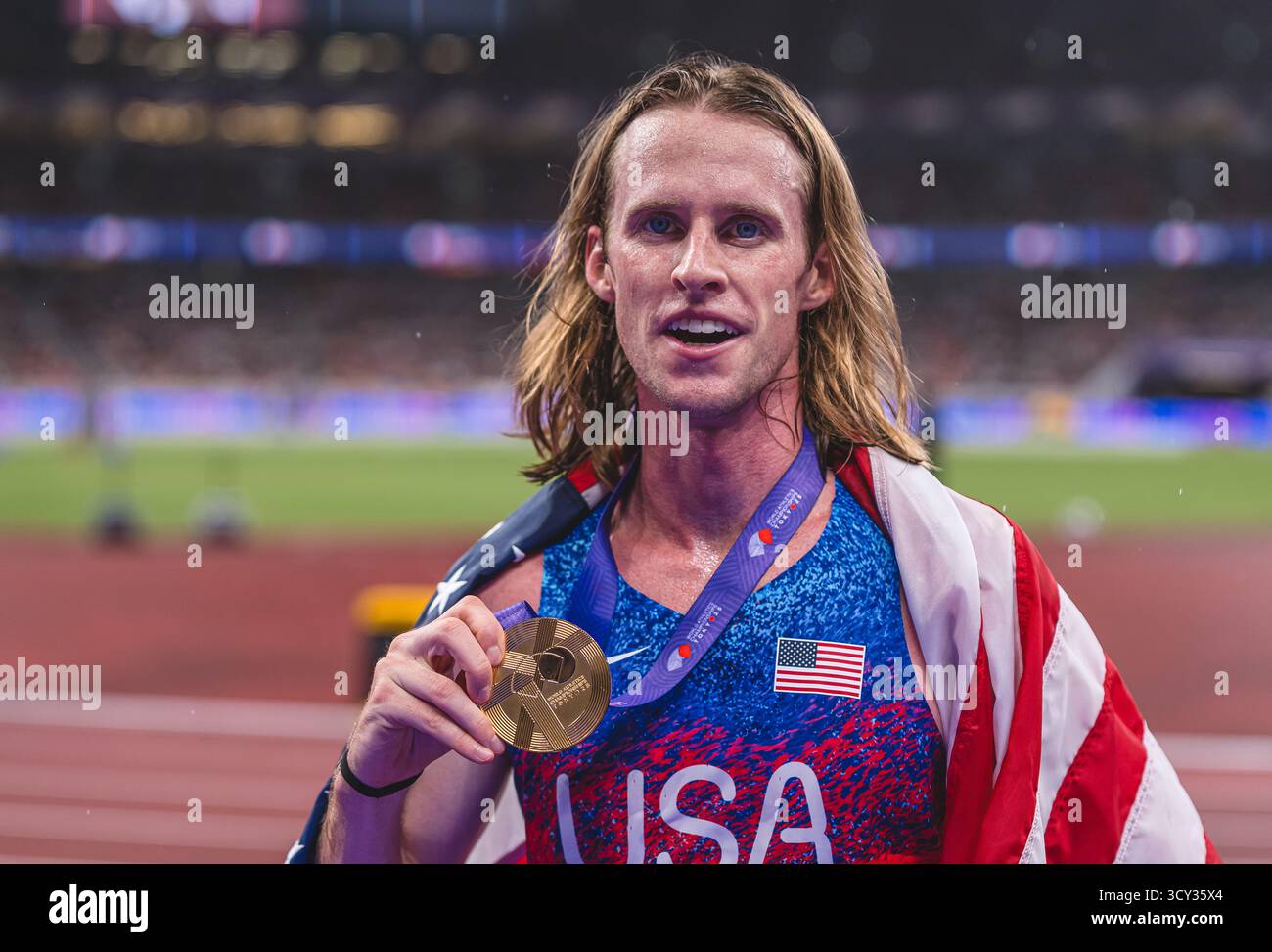 Cole Hocker celebrating her medal with her country's flag at the 2025 ...