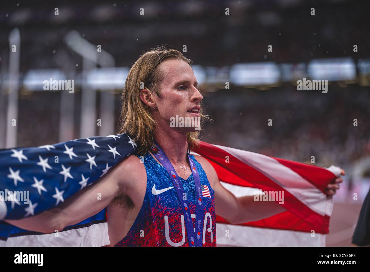 Cole Hocker celebrating her medal with her country's flag at the 2025 ...