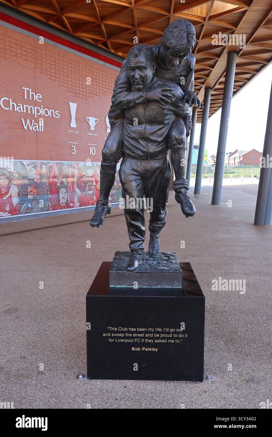 Paisley statue anfield hi-res stock photography and images - Alamy