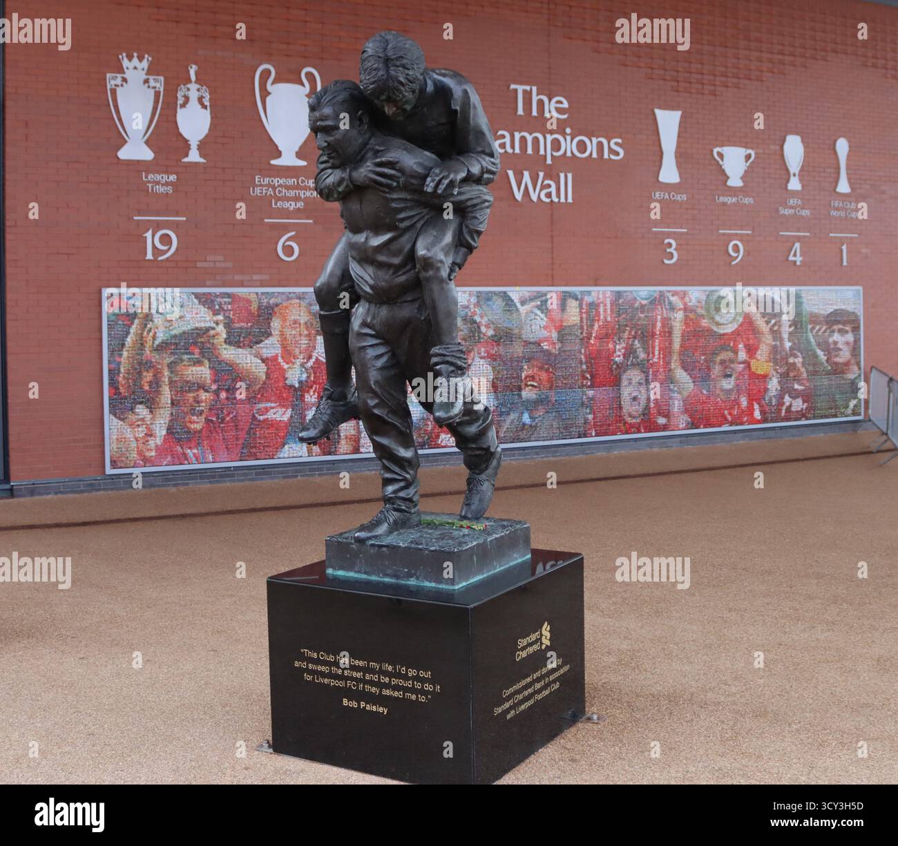Paisley statue anfield hi-res stock photography and images - Alamy