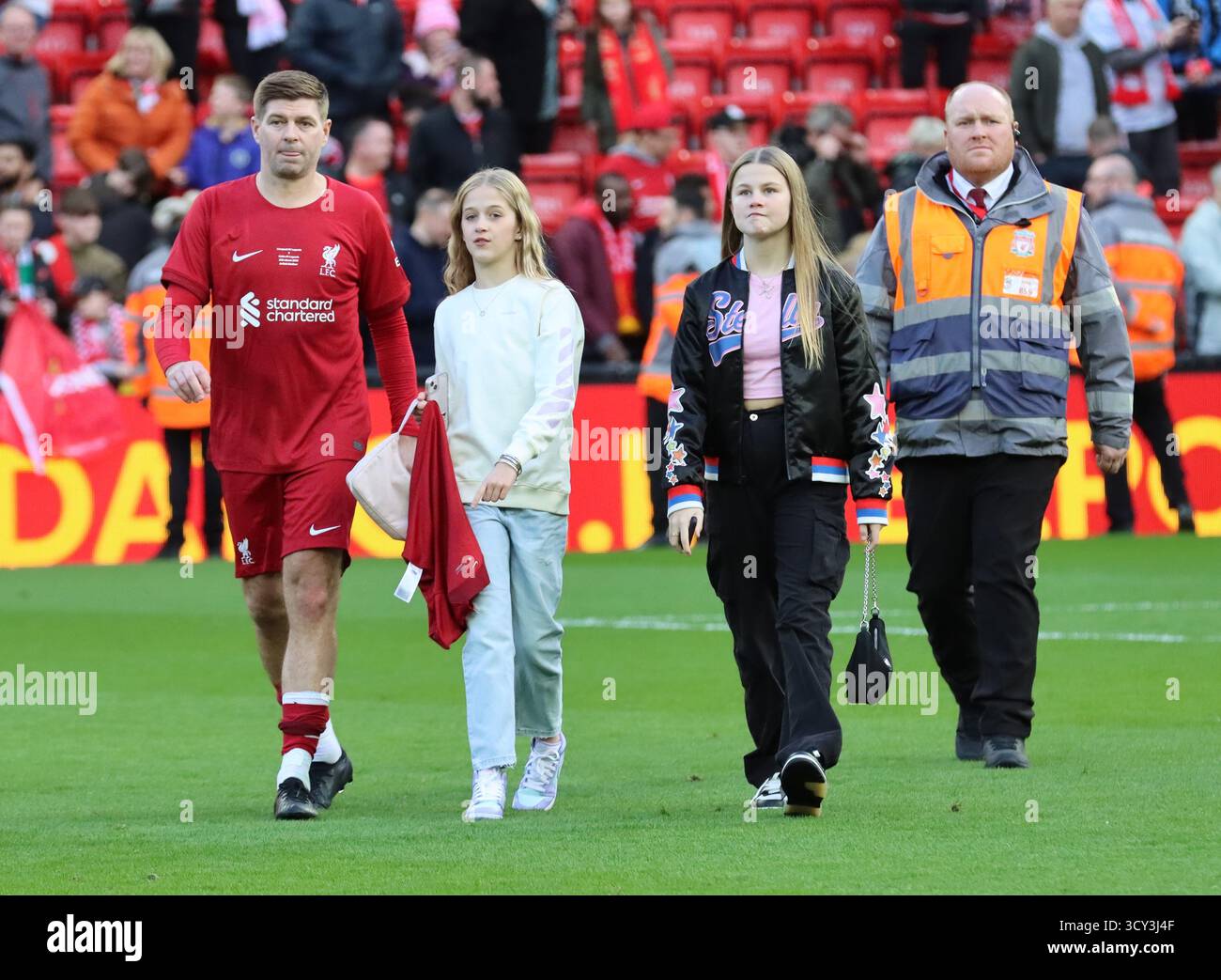 Steven Gerrard with his daughters after Liverpool Legends vs Celtic ...