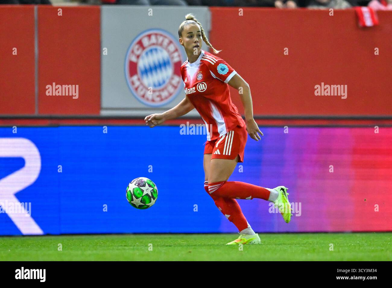 Giulia GWINN (FC Bayern München, FCB, 7) am Ball, Freisteller ...
