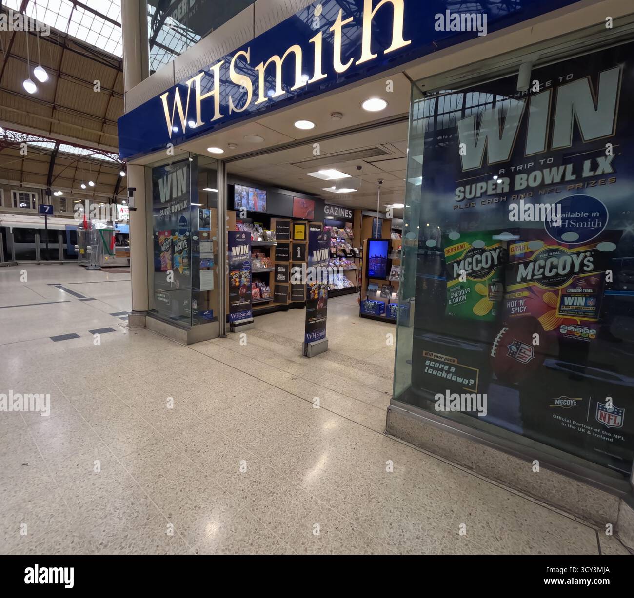 Railway station bookstore hi-res stock photography and images - Alamy