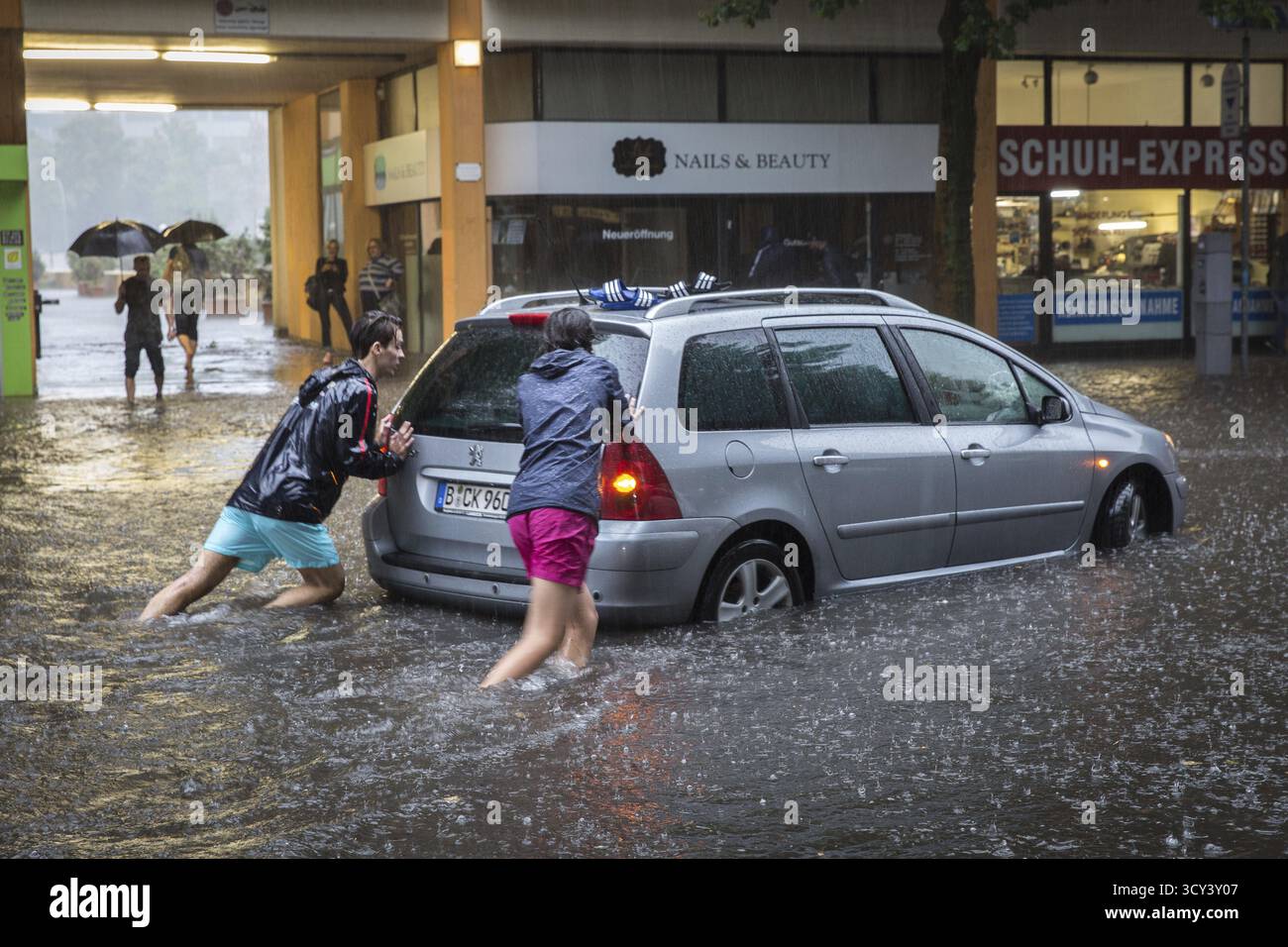 People push car in flood hi-res stock photography and images - Alamy