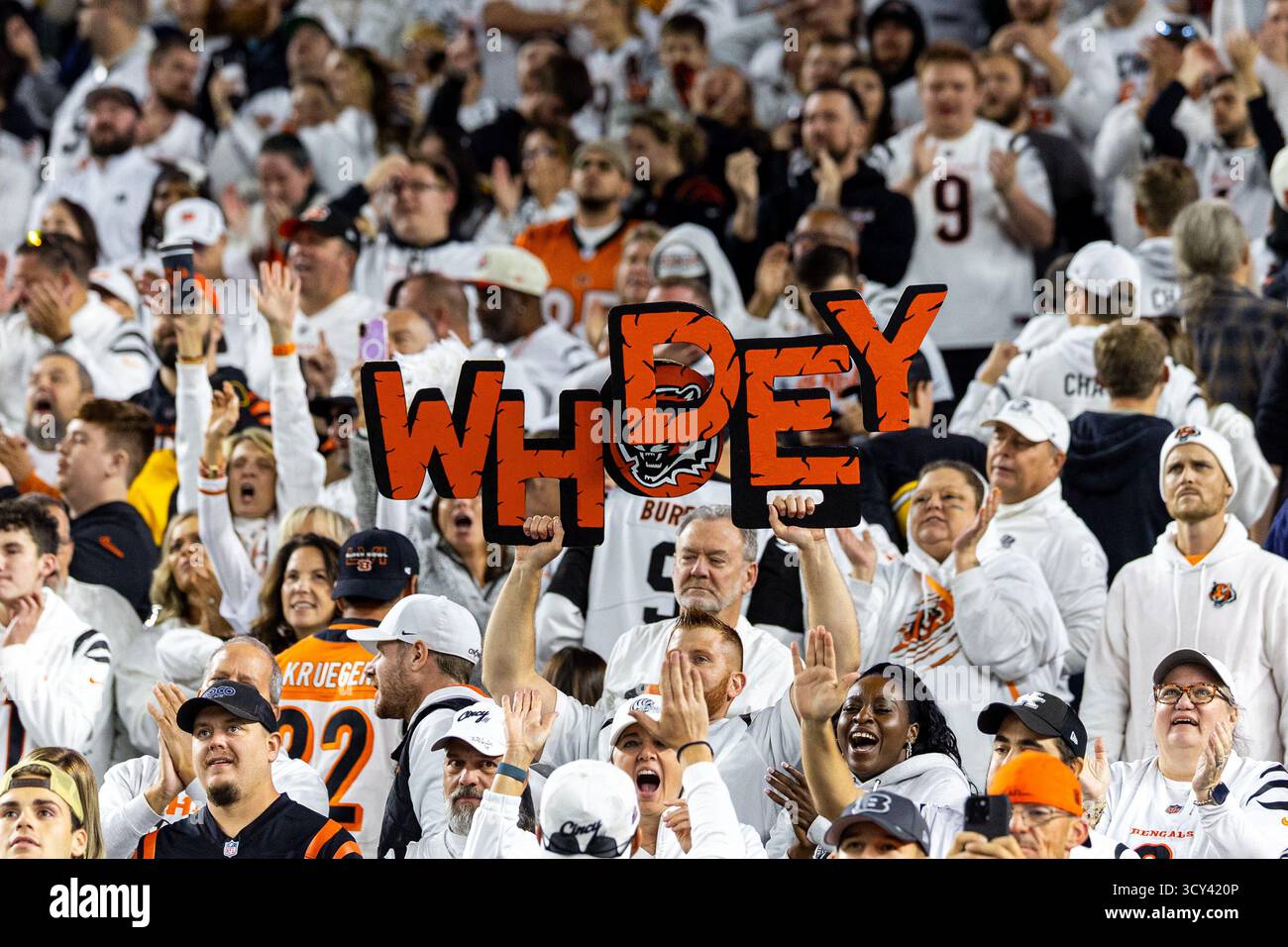 Cincinnati, Ohio, USA. 16th Oct, 2025. Cincinnati Bengals fans hold up ...
