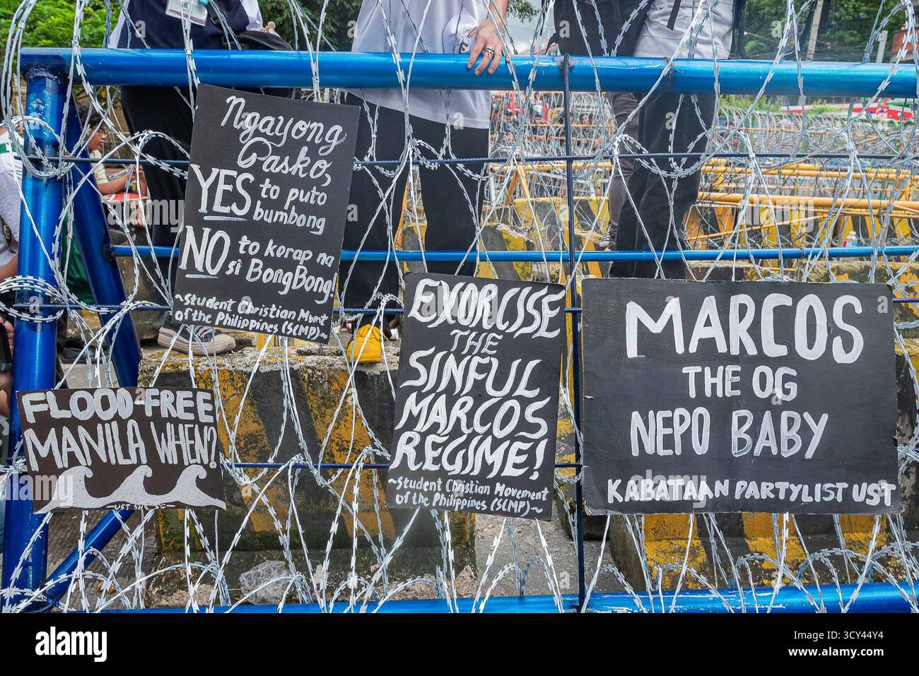 October 17, 2025, Quezon City, Quezon, Philippines: On the razor wire ...