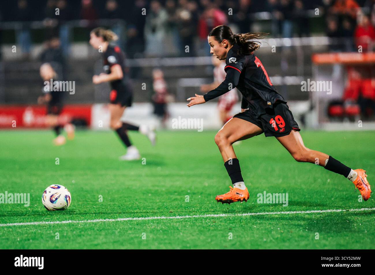 Loreen Bender (Bayer 04 Leverkusen, #19) am Ball Google Pixel Frauen ...