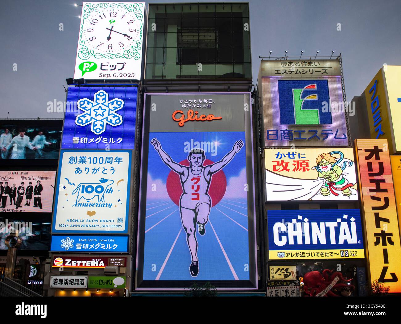 Dotonbori glico man hi-res stock photography and images - Alamy