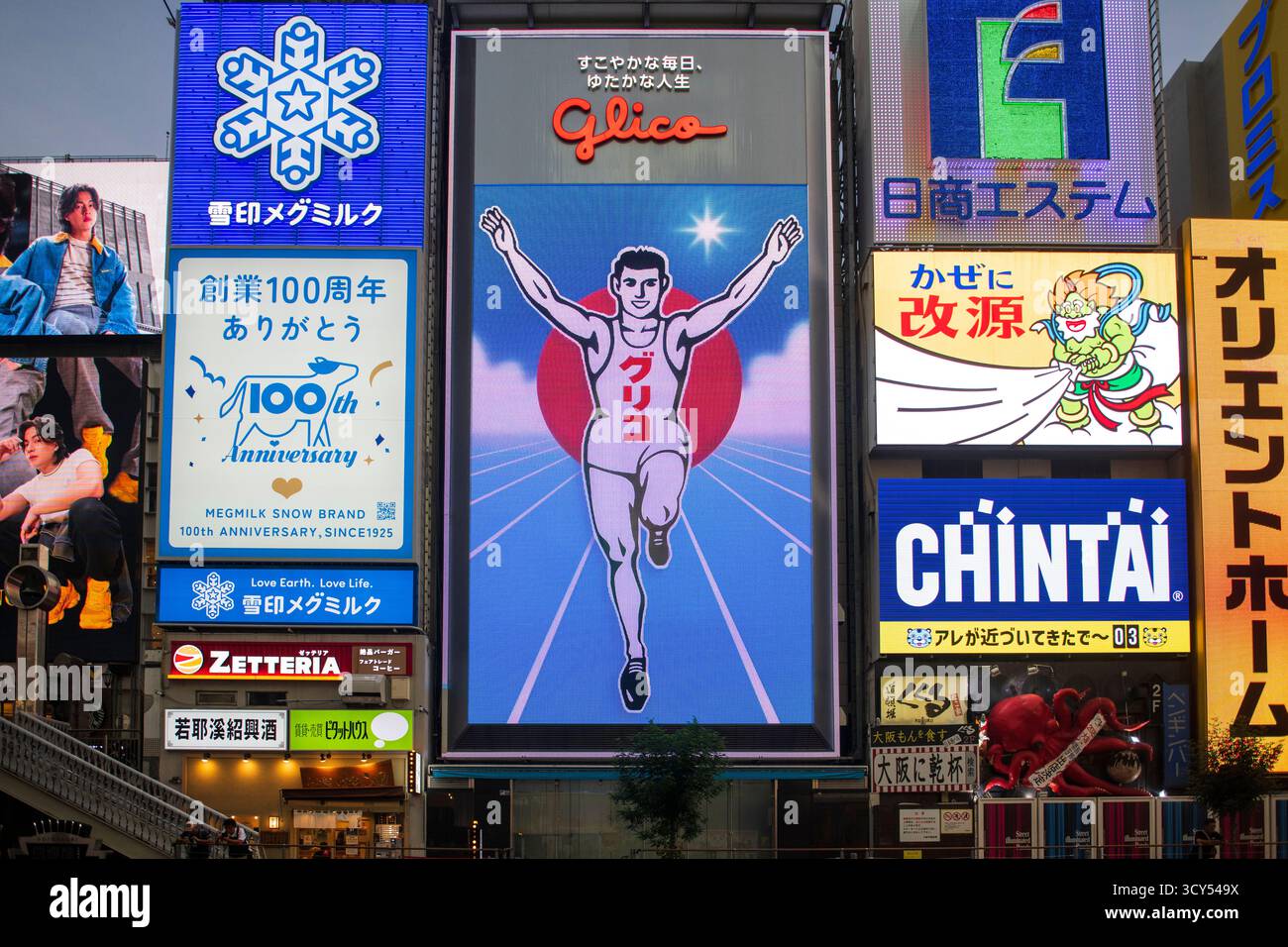 Dotonbori glico man hi-res stock photography and images - Alamy