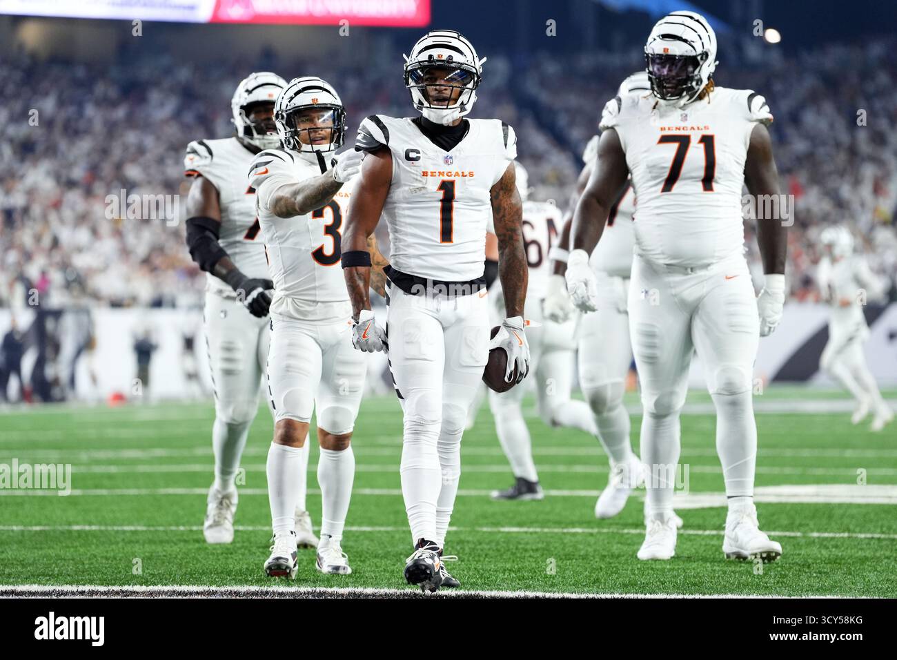 Cincinnati Bengals wide receiver Ja'Marr Chase (1) celebrates a ...