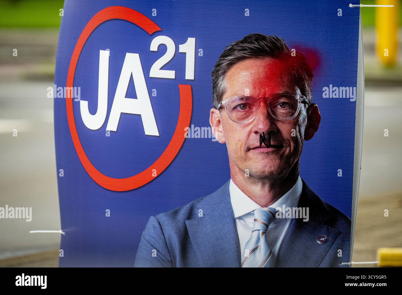 ROTTERDAM - Joost Eerdmans's "21" signs. Election signs from various ...