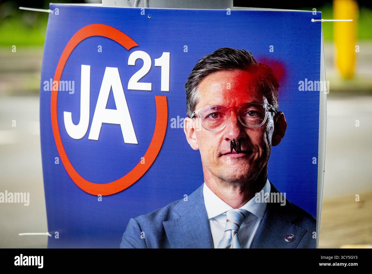 ROTTERDAM - Joost Eerdmans's "21" signs. Election signs from various ...