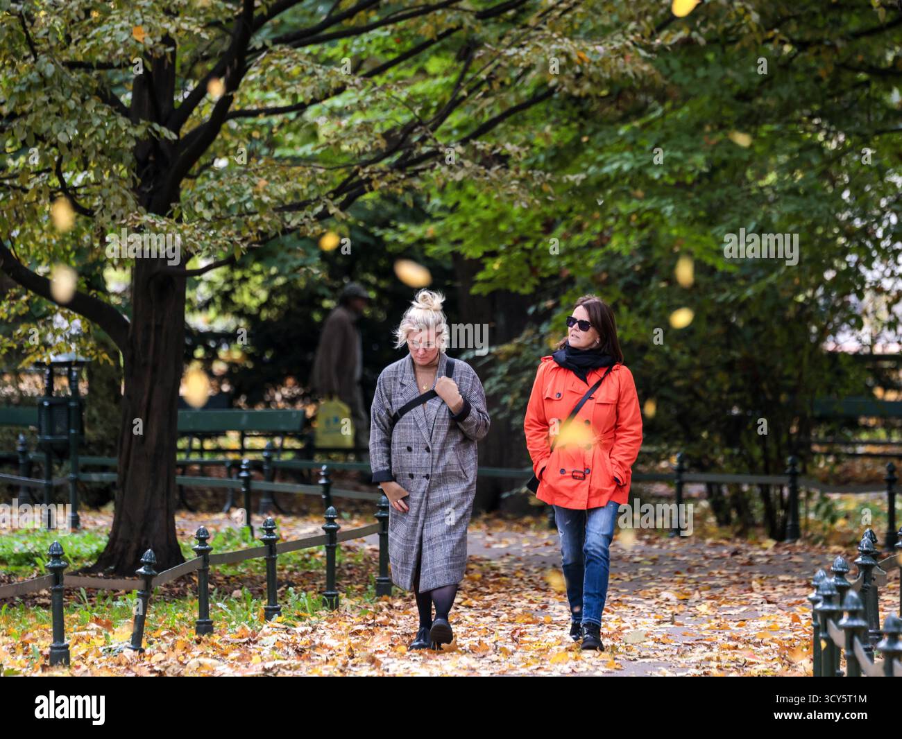People walk landmark city park - Planty - in the old town of Krakow ...