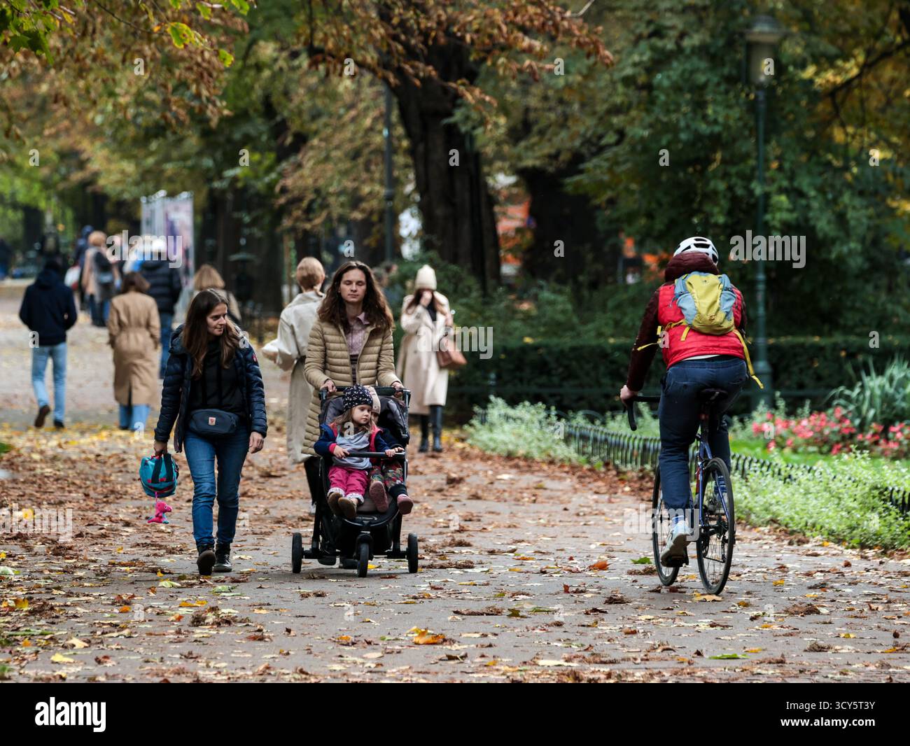 People walk landmark city park - Planty - in the old town of Krakow ...