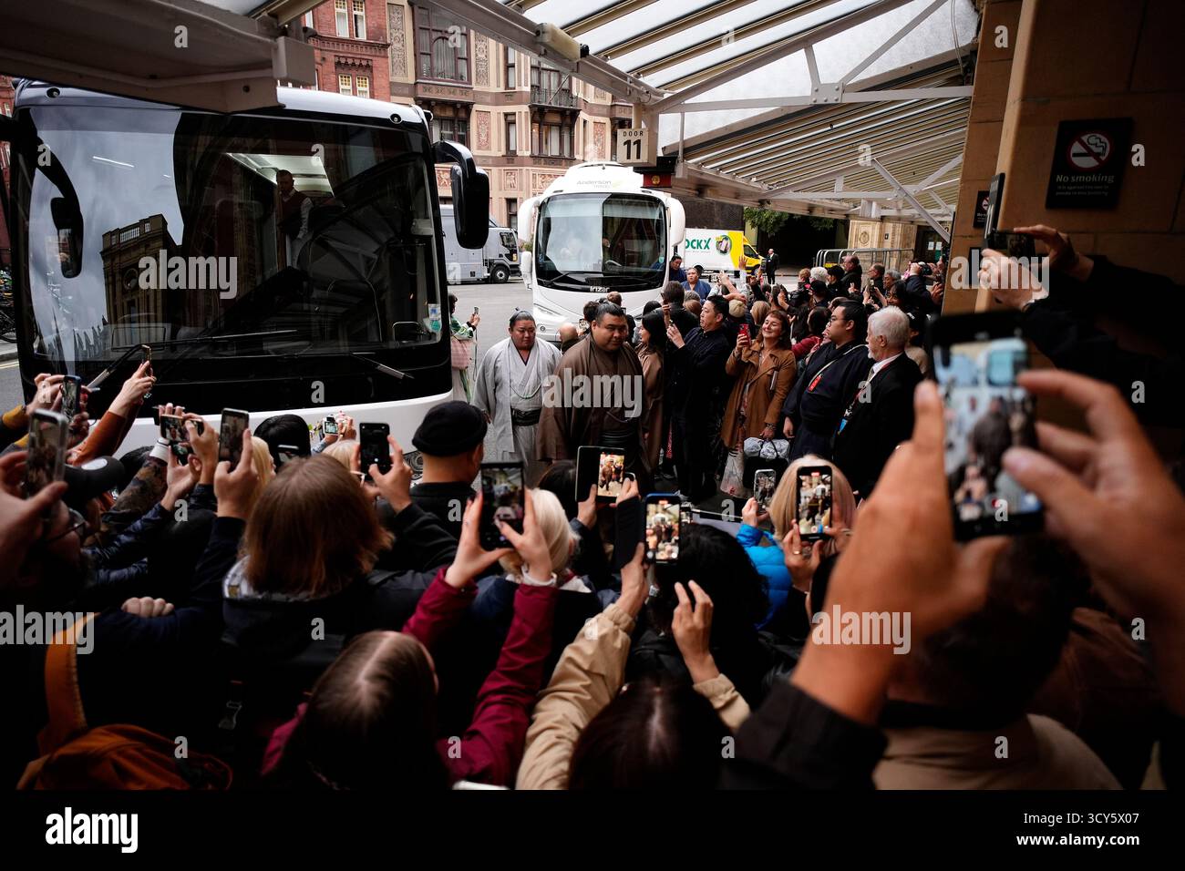 Crowds gather as Rikishi arrive for day three of the Grand Sumo ...