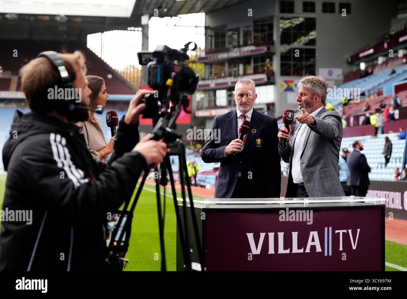 Pundits and former Aston Villa players Andy Townsend (right) and Alan ...