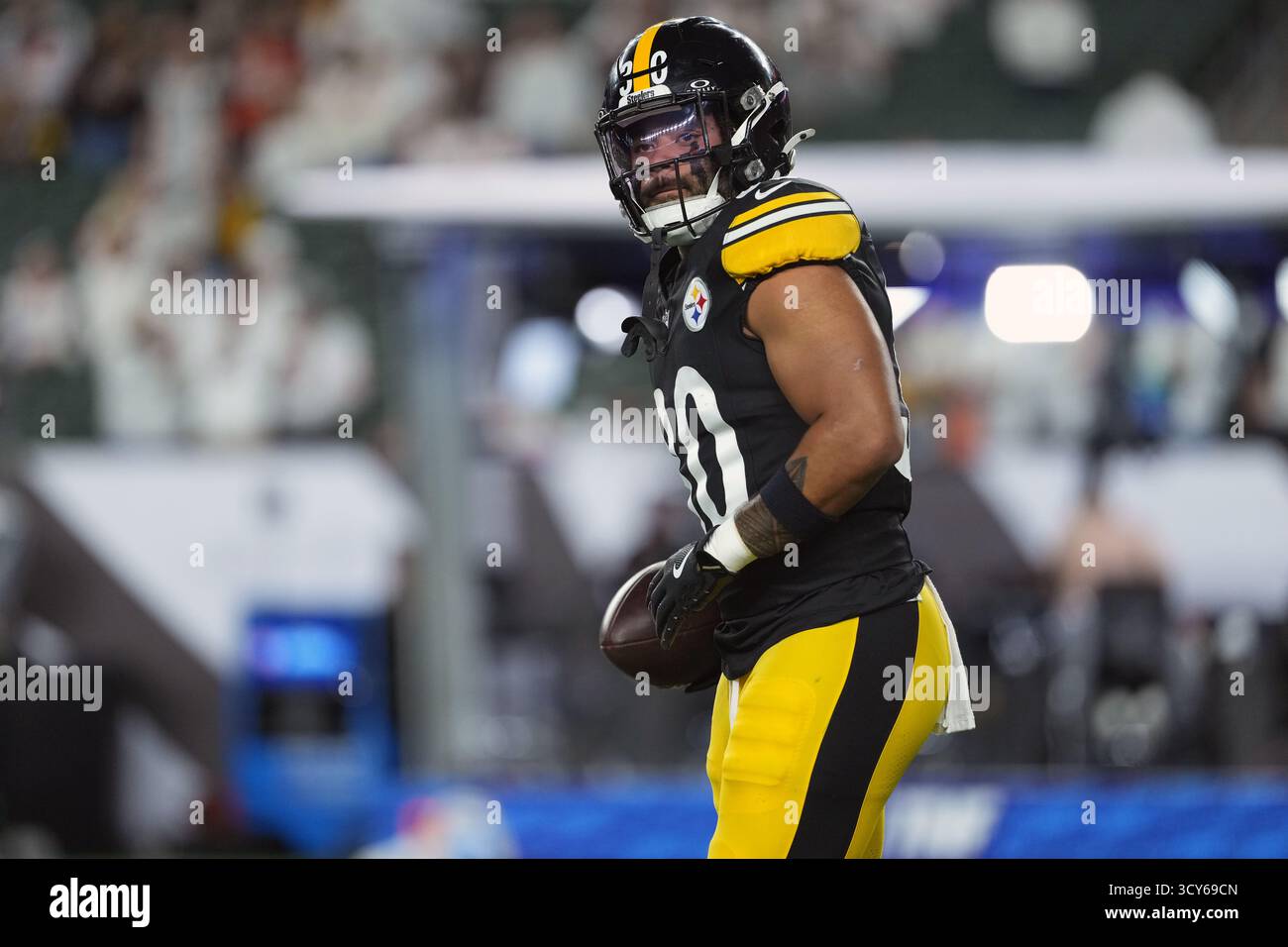 Pittsburgh Steelers running back Jaylen Warren (30) warms up before an ...
