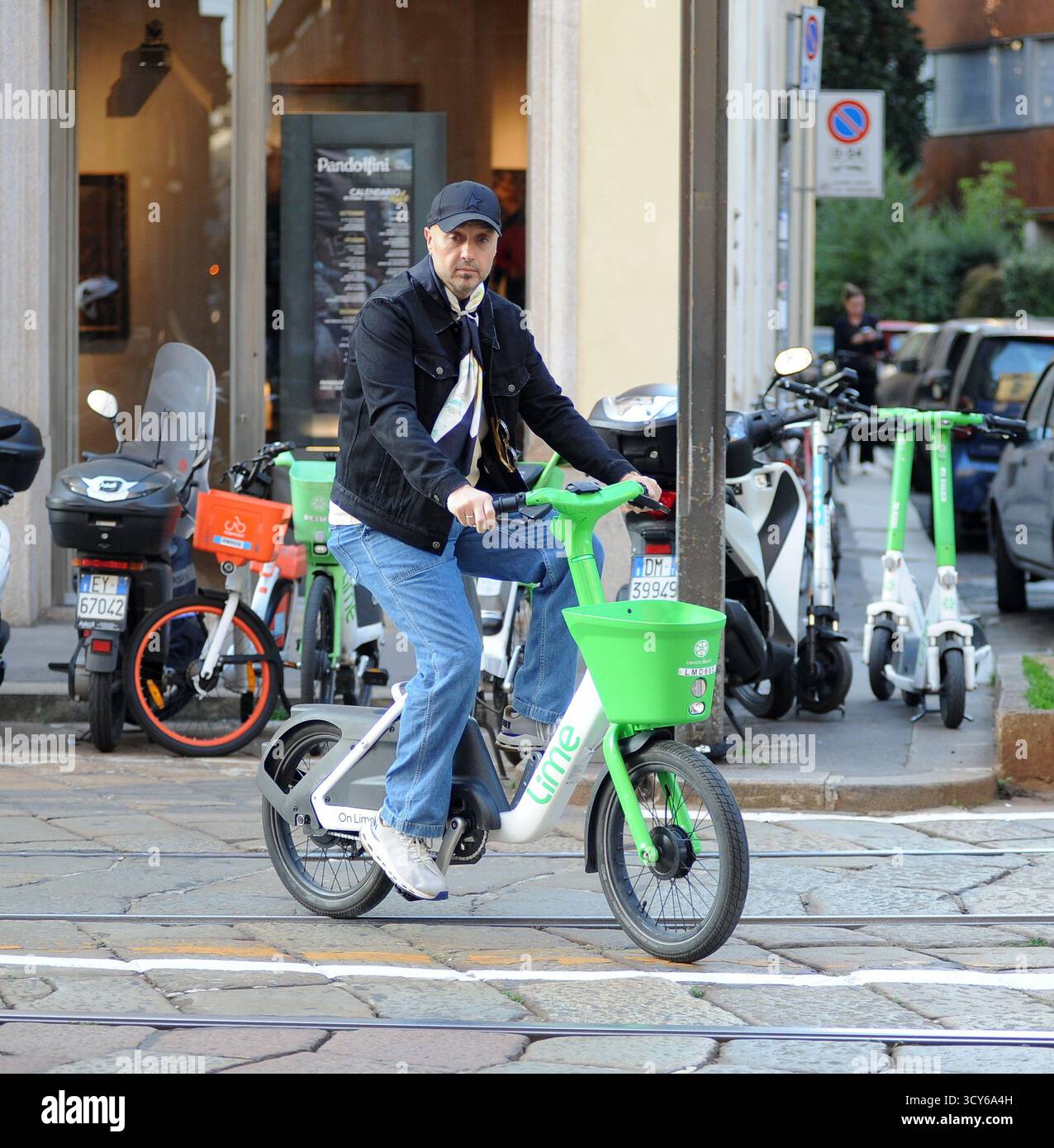 Milan, Joe Bastianich stops in the city center to pick up a rental bike ...