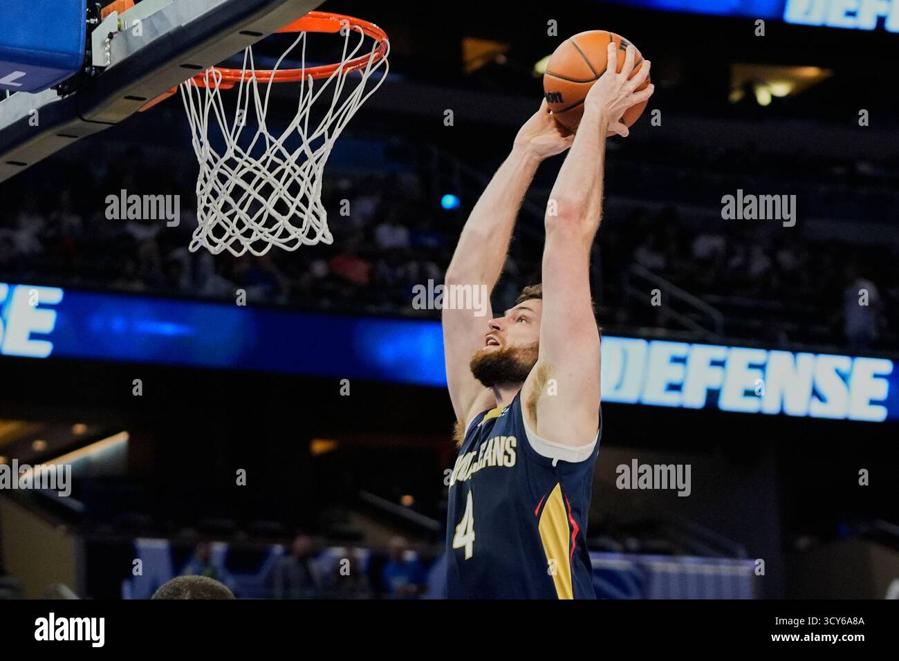 New Orleans Pelicans center Hunter Dickinson (4) dunks against the ...