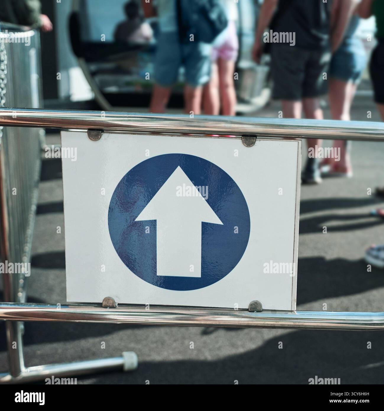 Crowd waiting behind arrow hi-res stock photography and images - Alamy