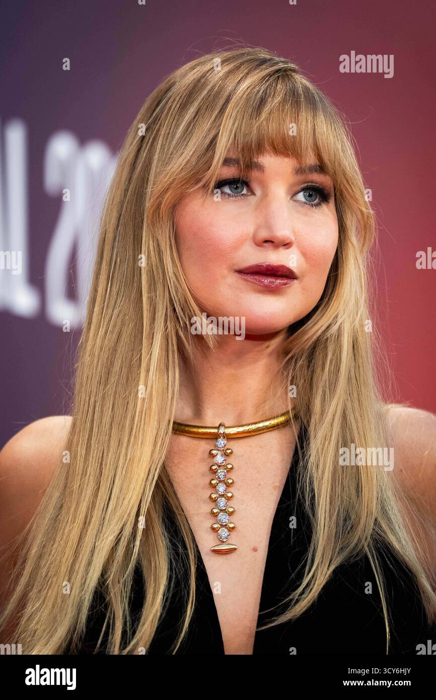 Jennifer Lawrence poses for photographers upon arrival at the premiere ...