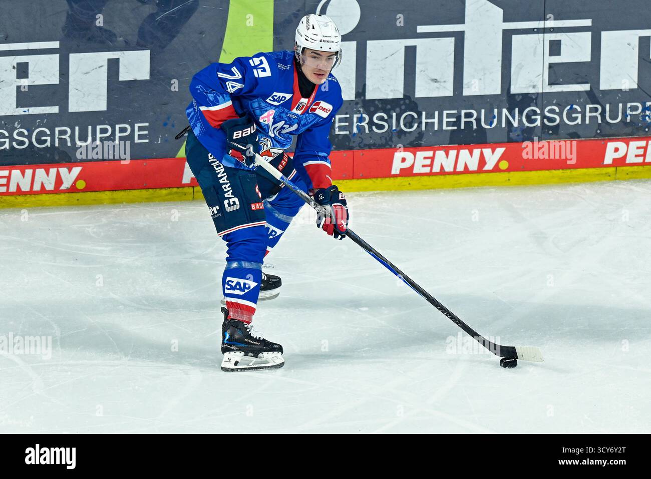 Mannheim, Germany. 17th Oct, 2025. Ice hockey: DEL, Adler Mannheim ...