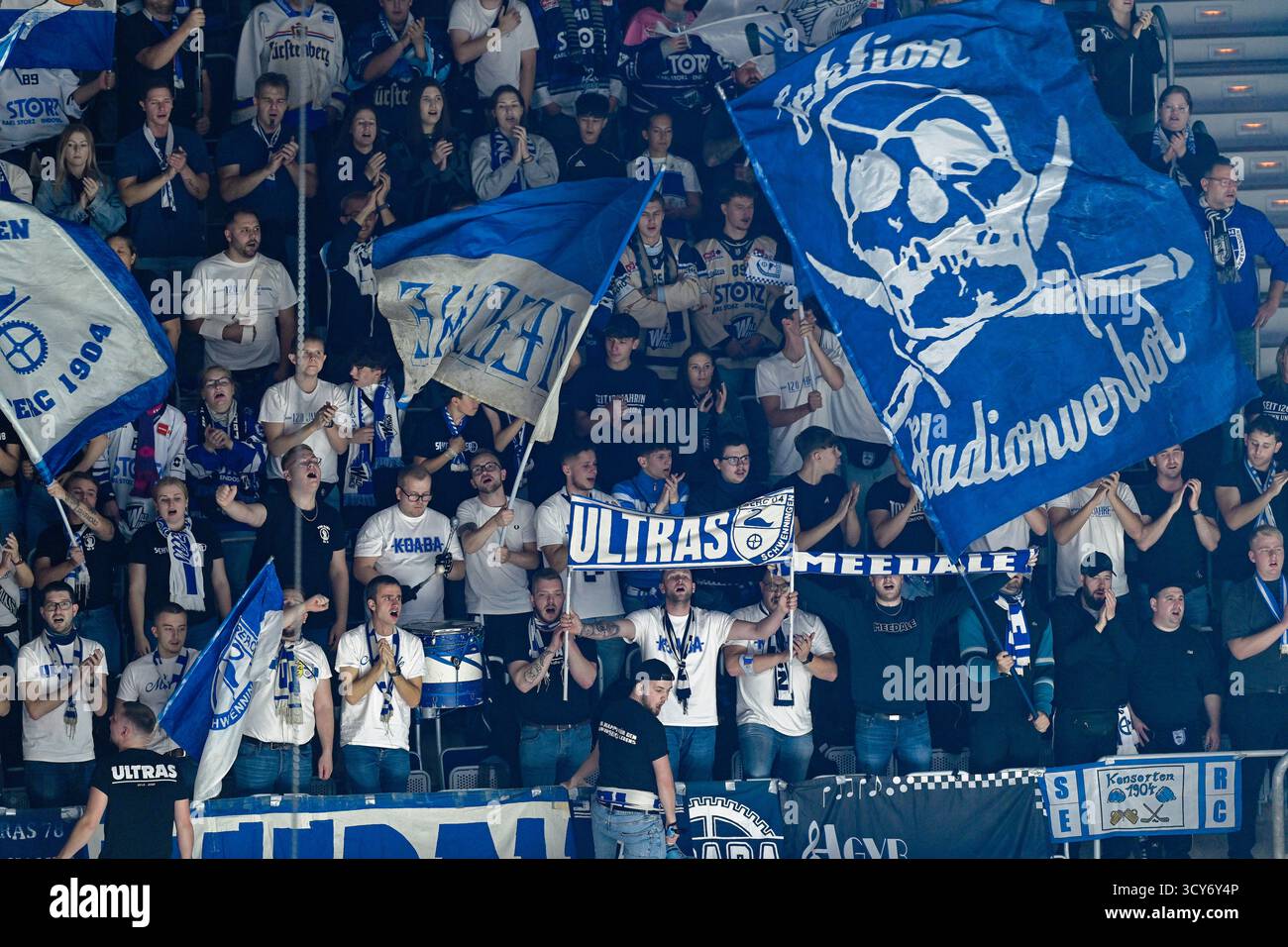 17 October 2025, Baden-Württemberg, Mannheim: Ice hockey: DEL, Adler ...