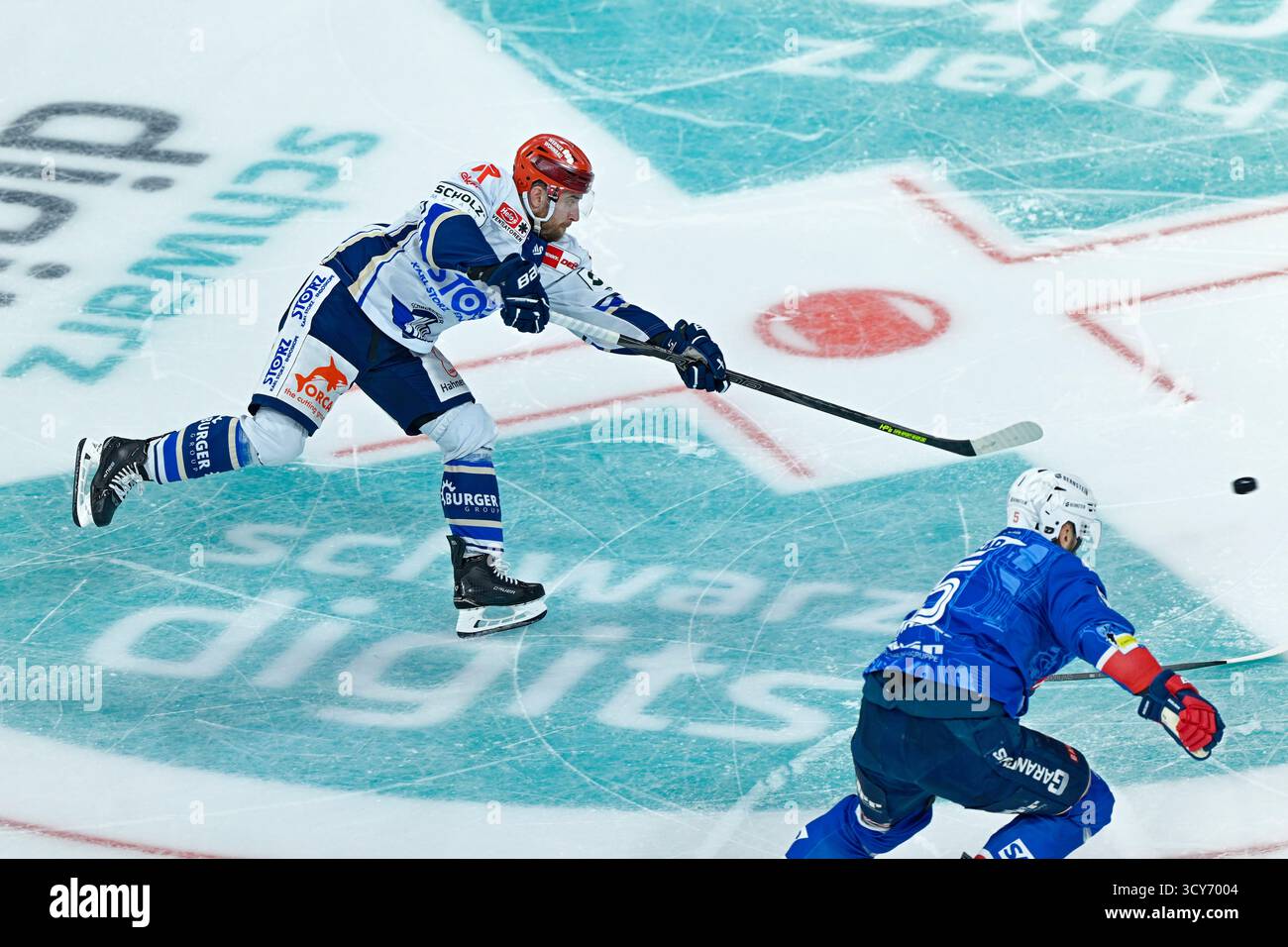 17 October 2025, Baden-Württemberg, Mannheim: Ice hockey: DEL, Adler ...