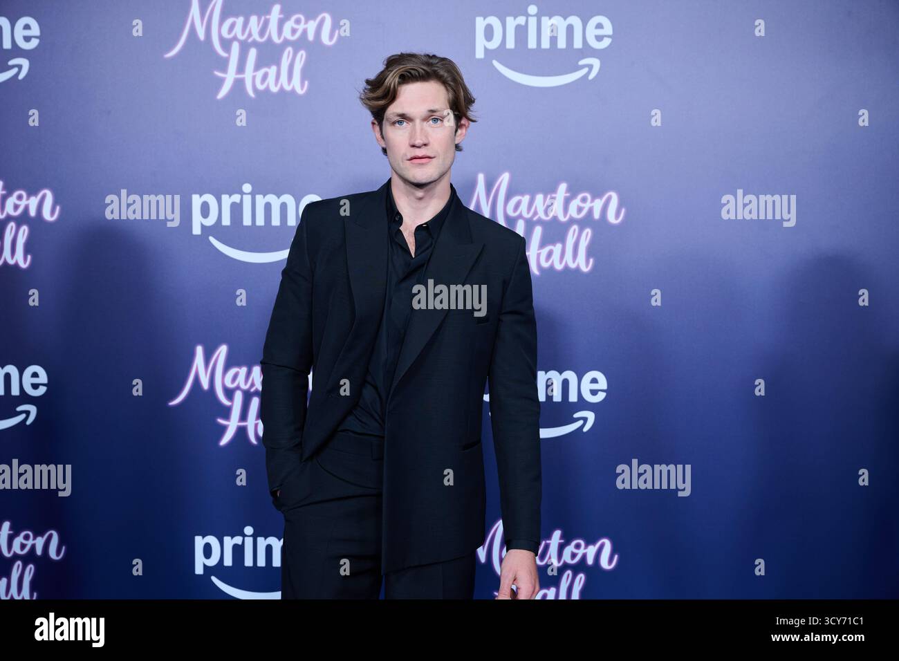 Berlin, Germany. 17th Oct, 2025. Leading actor Damian Hardung attends ...