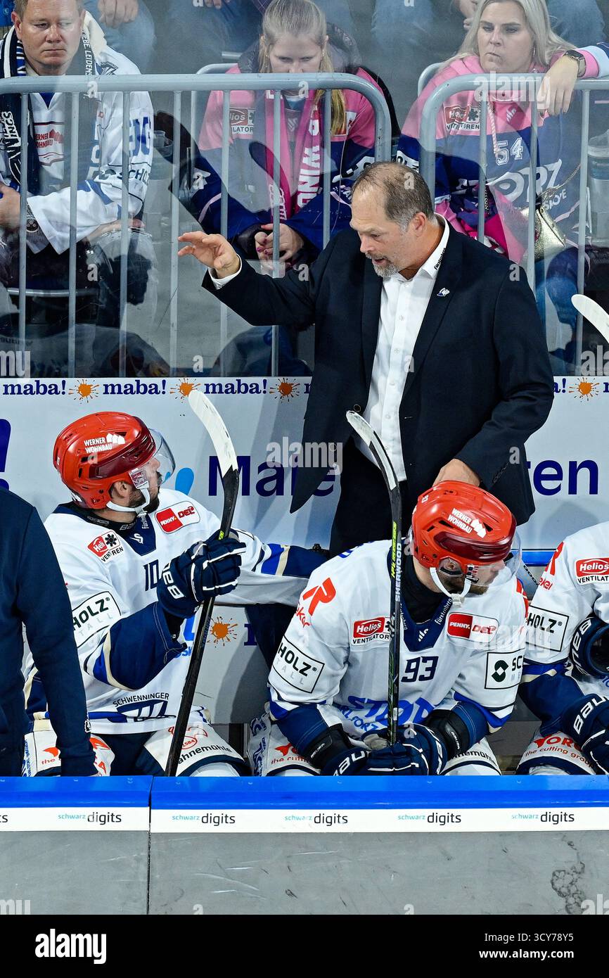 17 October 2025, Baden-Württemberg, Mannheim: Ice hockey: DEL, Adler ...