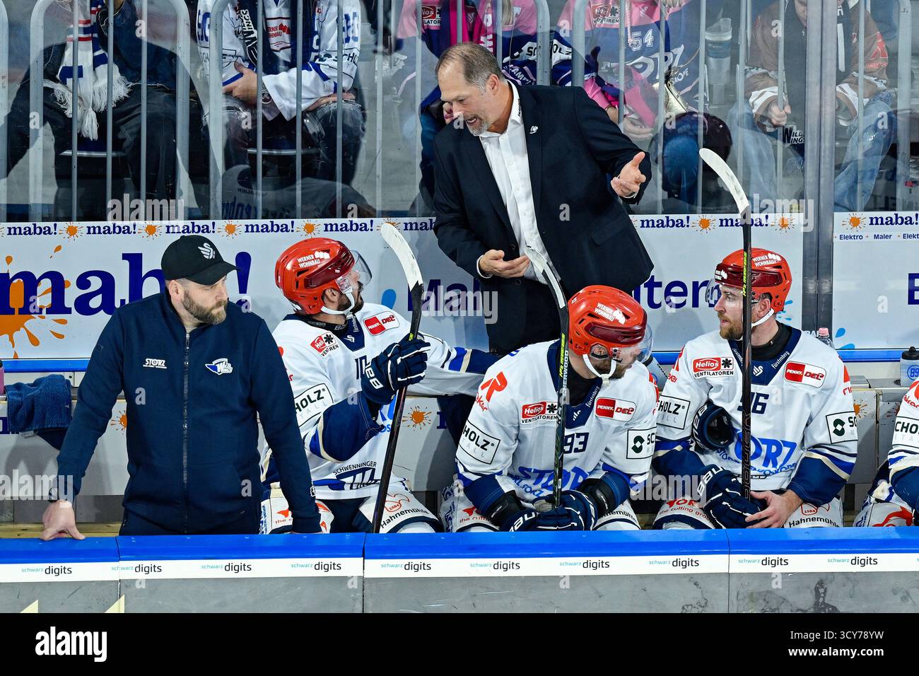 17 October 2025, Baden-Württemberg, Mannheim: Ice hockey: DEL, Adler ...