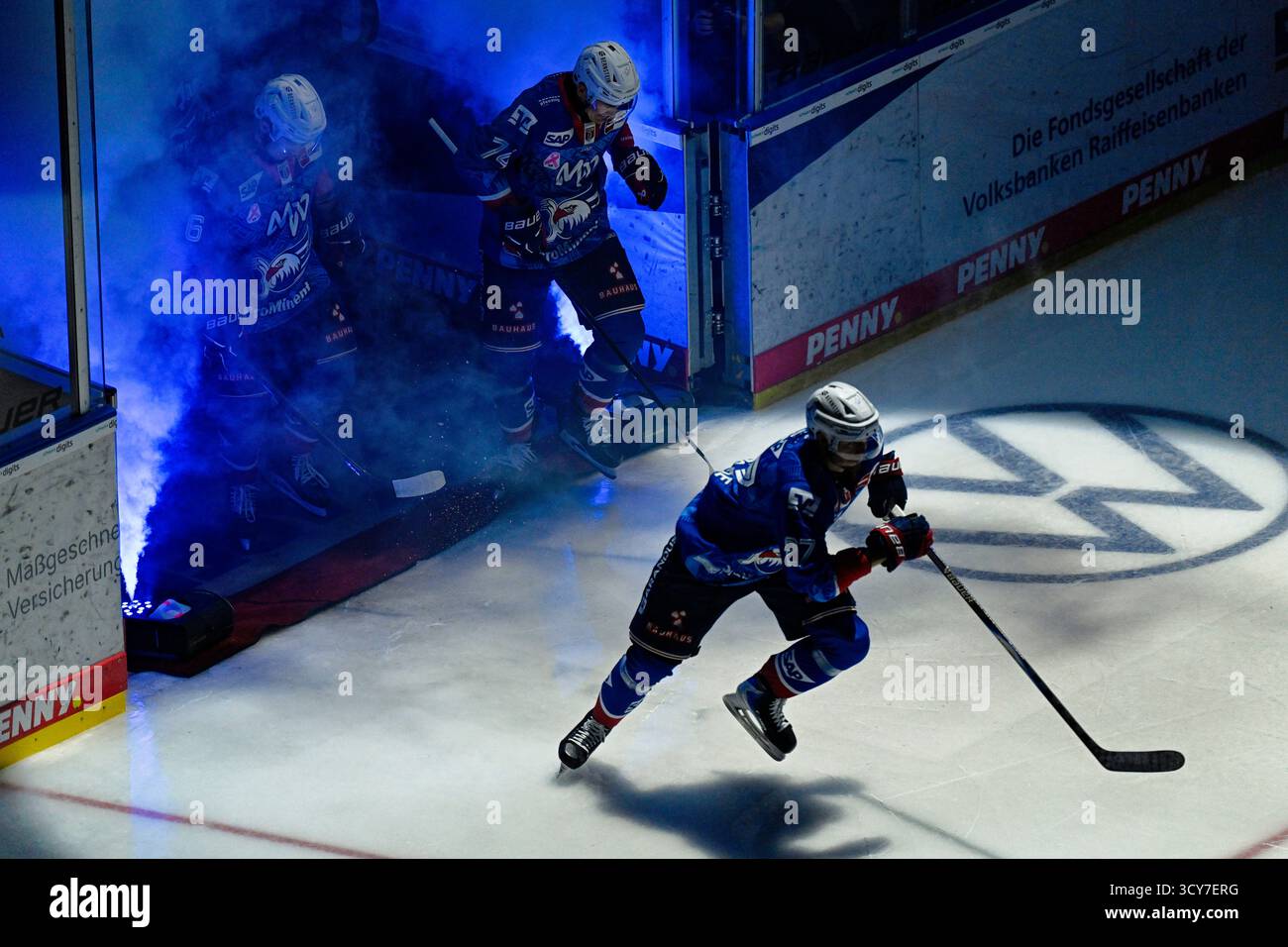17 October 2025, Baden-Württemberg, Mannheim: Ice hockey: DEL, Adler ...